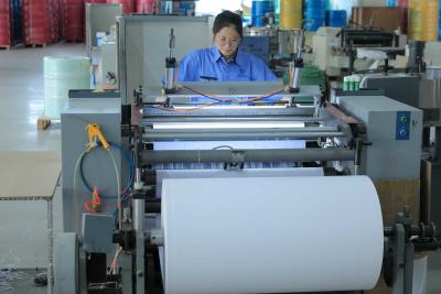 Cina Macchina per tagliare la carta con motore da 2,2 kW per rotoli di carta termici da 40 a 400 gm in vendita