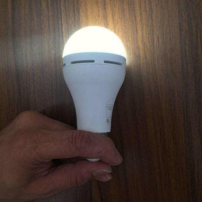 China Rechargeable 7w E27 B22 Led bulb lamp for emergency lighting in 6000K Daylight Alert for sale