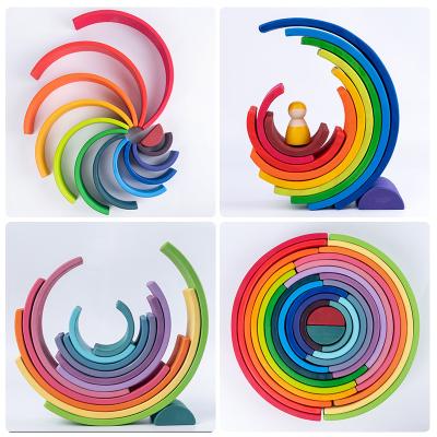 Cina Scultura di legno naturale del laser del bambino dell'impilatore dell'arcobaleno del gioco 60cm in vendita