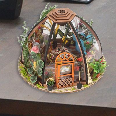 Cina Casa delle bambole miniatura di legno di DIY con la batteria della luce dello strumento di giardinaggio della mobilia LED in vendita
