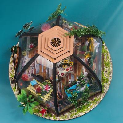 Cina Casa delle bambole miniatura di legno di DIY con la batteria della luce dello strumento di giardinaggio della mobilia LED in vendita