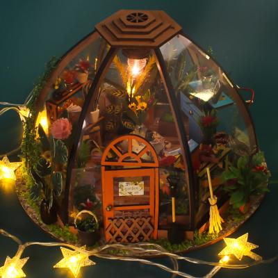 Cina Casa delle bambole miniatura di legno di DIY con la batteria della luce dello strumento di giardinaggio della mobilia LED in vendita