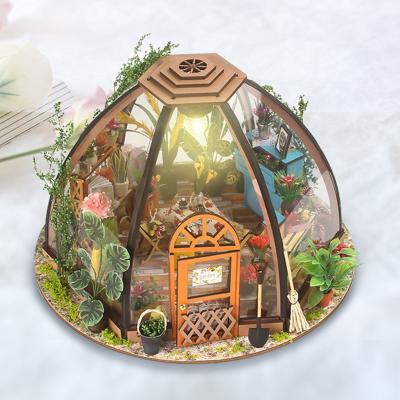 Cina Casa delle bambole miniatura di legno di DIY con la batteria della luce dello strumento di giardinaggio della mobilia LED in vendita