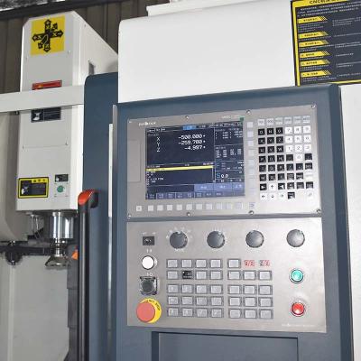 China Volledig Ingesloten CNC Hoge Precisie Verticaal Machinaal bewerkend Centrum 900mm X-Asreis Te koop