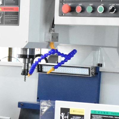 中国 高い剛性率3の軸線CNCのフライス盤の重い切断の垂直マシニング センター 販売のため