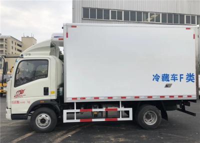 Cina HOWO 4x2 ha refrigerato la vetroresina interna, 3 tonnellate del camion della scatola di frigorifero di camion del congelatore in vendita