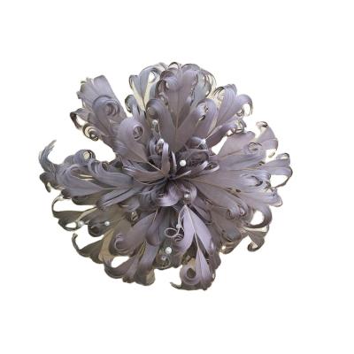 Cina Bella montatura di fiori di piume d'oca tinte con accessori a filo in vendita