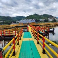 China HDPE Floating Dock Platform 80m-300m Circumference Water Leisure Entertainment Stable Mooring for sale