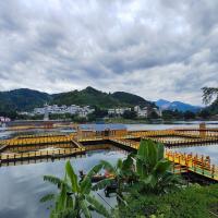 China HDPE Floating Dock Platform 80m-300m Circumference Water Leisure Entertainment Stable Mooring for sale