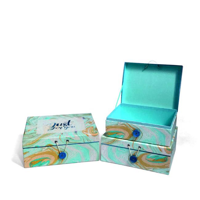Magnetic closure rigid gift boxes