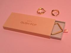 Kleine kartonnen sieraden dozen met roze en gouden folie logo