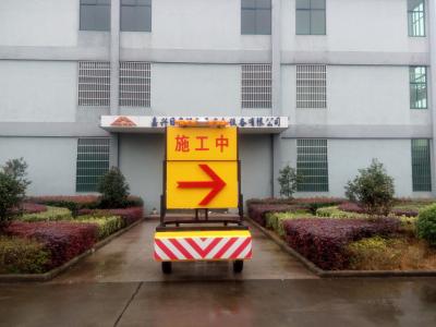 中国 LEDの方向矢パテントの証明の引き込み式の移動式車の障壁 販売のため