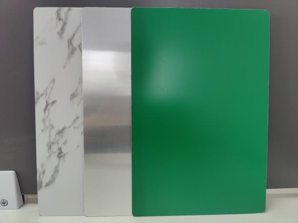 Couche d'aluminium pour les intérieurs de centres commerciaux