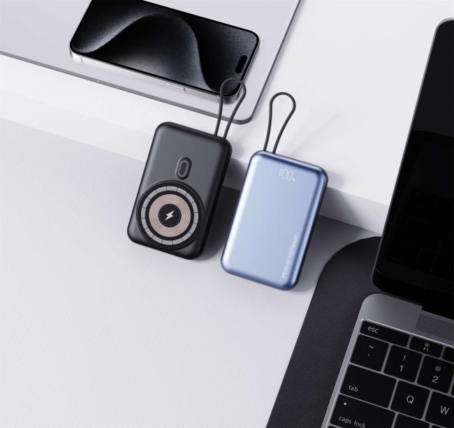 Power Bank charging a smartphone wirelessly