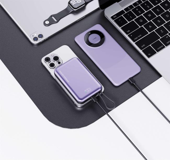 Power Bank charging multiple devices simultaneously