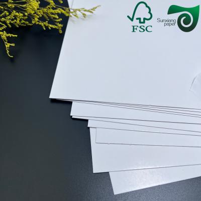 중국 FSC 흰색 코팅 트리플렉스 종이판 1MM 1.5MM 두께 24in 36in 의류 상자에 대한 판매용