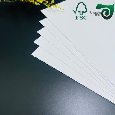 Chine FSC 325gm 37 ′ 25 ′ Ruloir de papier congélateur de qualité alimentaire blanchi, revêtu de blanc, résistant à la graisse à vendre
