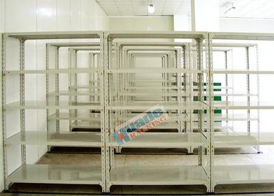 Cina Immagazzinando gli scaffali scanalati di stoccaggio di angolo, ribattino di bassa potenza di Boltless che accantona 600mm profondi in vendita