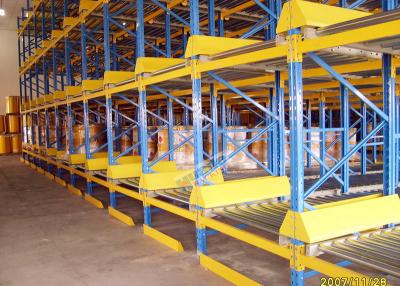 China Cremalheira dinâmica do fluxo que arquiva 1500 quilogramas por cremalheiras do armazenamento do armazém da pálete à venda