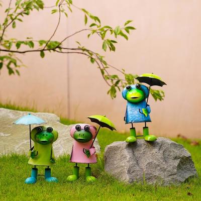 China Unique Multiple Garden Ornaments Metal Animal Figurines Frog Holding Umbrella for sale