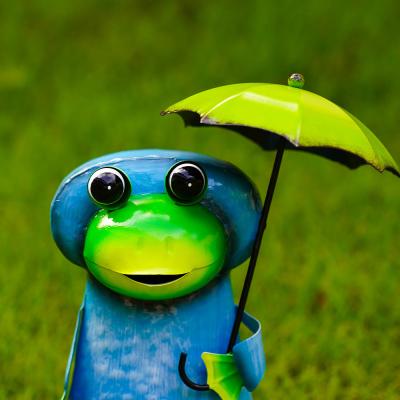 China Unique Multiple Garden Ornaments Metal Animal Figurines Frog Holding Umbrella for sale