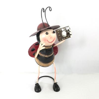 Cina Metal Vintage Aged Bee Ornament Giardino Decorazione in ferro OEM in vendita