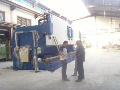 China Metal CNC Tandem Hydraulic Press Bending Machine For Bending Pole for sale