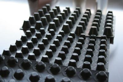 Cina Bordo di drenaggio formato fossette su singolo lato per la penetrazione verde della radice della costruzione del tetto in vendita