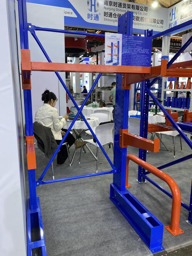 Cantilever rack loaded with long materials