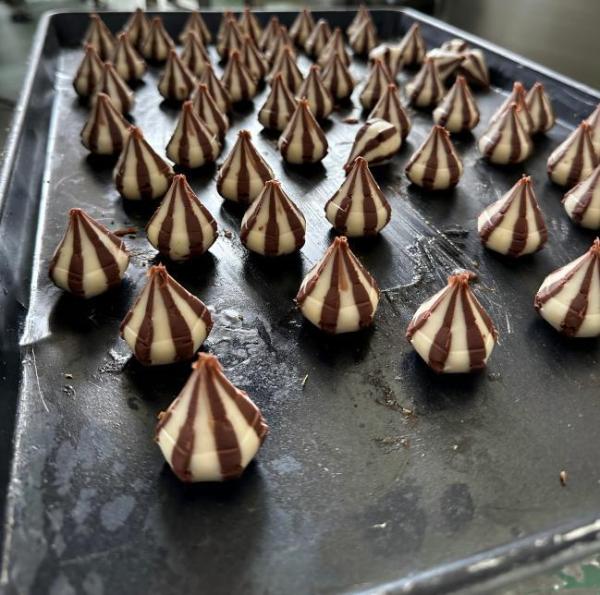 Quality Two-Tone Teardrop Stuffed Cookies Automatic Encrusting Machine 5000-6000pcs/h for sale