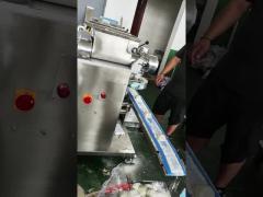 Cliente malese sta testando la nostra macchina per mochi