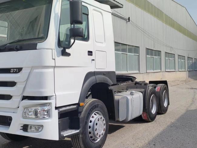 Right-Hand Drive Sinotruk Tractor Truck 6*4 White Color