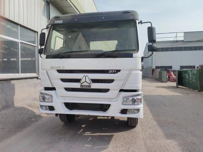 Right-Hand Drive Sinotruk Tractor Truck 6*4 White Color