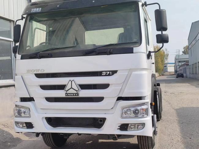 Right-Hand Drive Sinotruk Tractor Truck 6*4 White Color