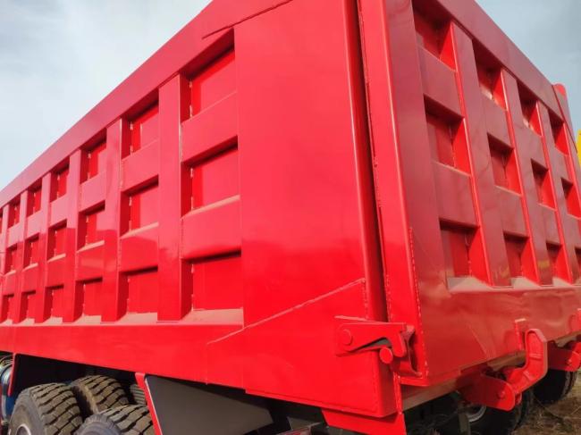 HOWO 8*4 Dump Truck Trailer Head Tractor Horse Tipper Tractor Truck in Red