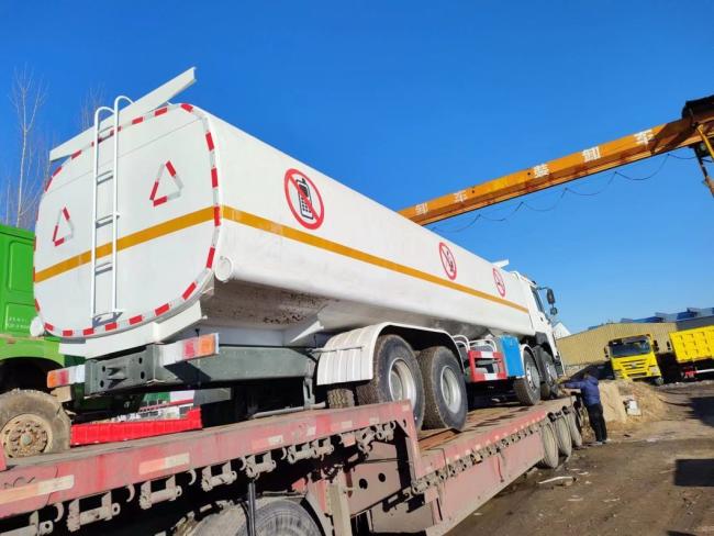 Sinotruck 20 Ton 8X4 Fuel Tanker Second Hand HOWO Fuel Oil Tank Truck for Sale