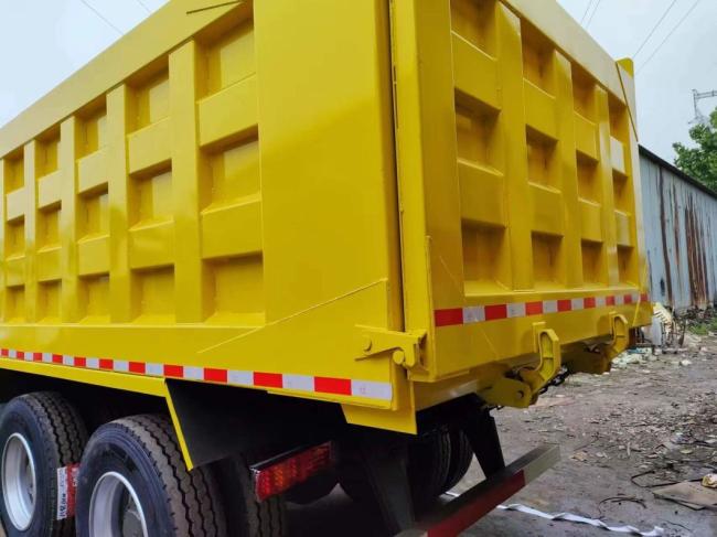 Good Condition 10 Wheeler Sinotruk HOWO Dumper Truck Yellow Color Tipper 6X4 Mining Truck