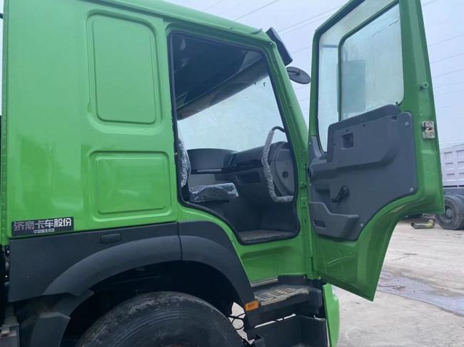 High Quality Left Hand HOWO 8*4 Dump Truck in Green 12 Wheels