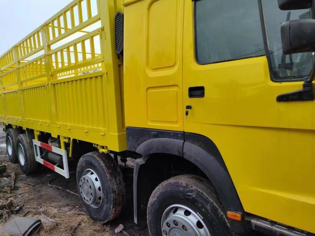 Sinotruck HOWO 6*4 Box Truck Secondhand Truck Yellow Color