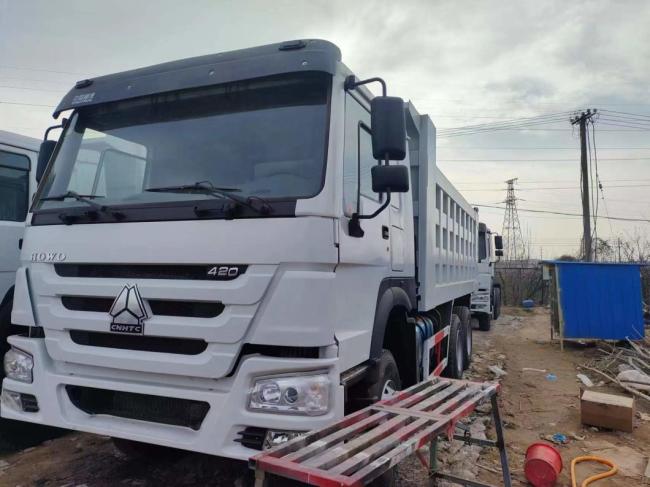 Hot Sale Sinotruk HOWO 6X4 371HP Dump Truck with White Color