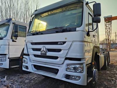 중국 HOWO Sinotuck 6*4 트랙터 트럭 투브리스 타이어 디자인 8500x2500x3600mm 판매용