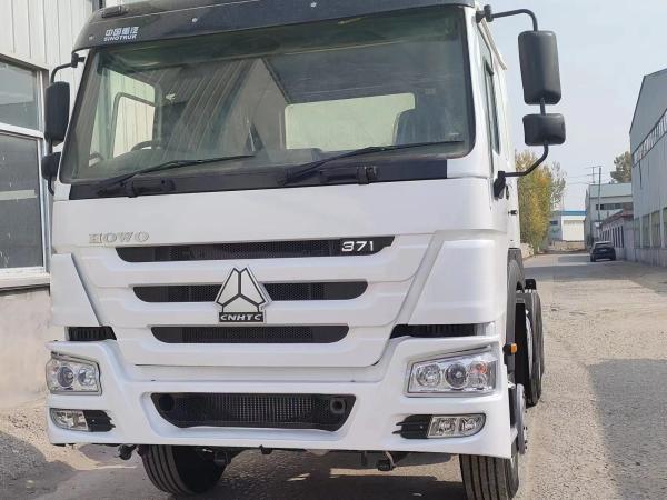 Quality Right-Hand Drive Sinotruk Tractor Truck 6*4 White Color 6800*2496*2950mm Seats for sale