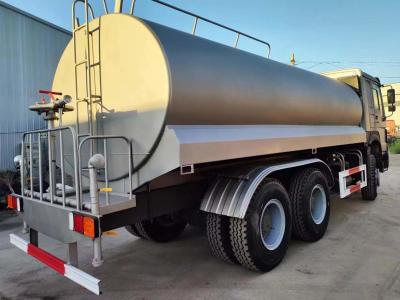 Cina Radial Tire Design Sinotruk HOWO 380HP Watering Truck per il tuo business in vendita