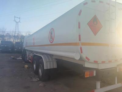 China HOWO 8*4 Camión tanque de combustible con y 1 año de servicio postventa en venta