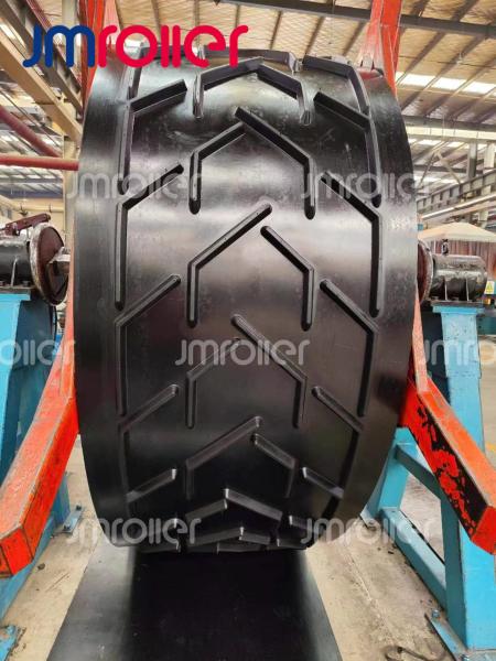 Chevron patterned conveyor belt delivers superior anti-slip performance and durability for efficient industrial material handling