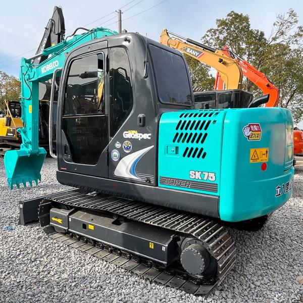 Quality Sk75 Compact Used Kobelco Excavators Construction Track Digger 7Ton for sale