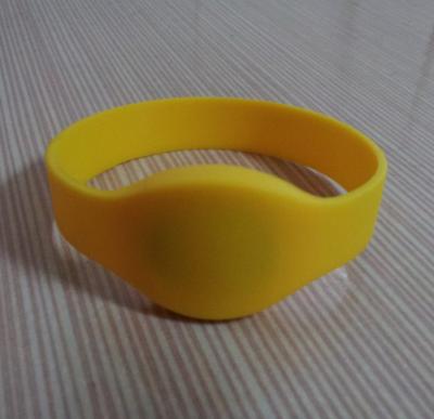 China Silicone rfid wrist band with Yellow color for sale