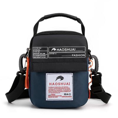 China New fashion waterproof men's shoulder messenger bag waterproof and wear-resistant sports leisure bag shoulder bag small factory