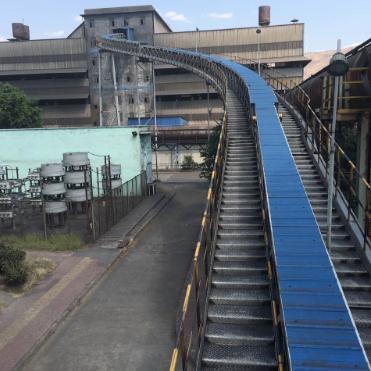 中国 パイプベルトコンベヤー採掘とセメントのためのダストフリーバルク材料の取り扱い 販売のため