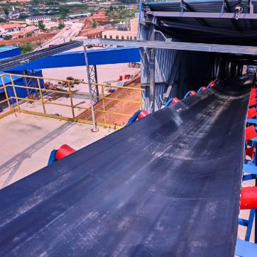 中国 クローラー式スタッカーコンベア 採石場および鉱山用トラック式移動スタッキングコンベア 販売のため